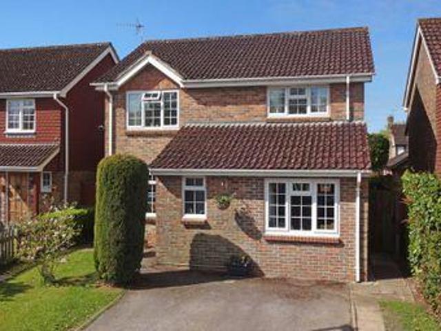 4 Bedrooms Detached house for sale in Coltsfoot Road, Lindford, Bordon GU35
