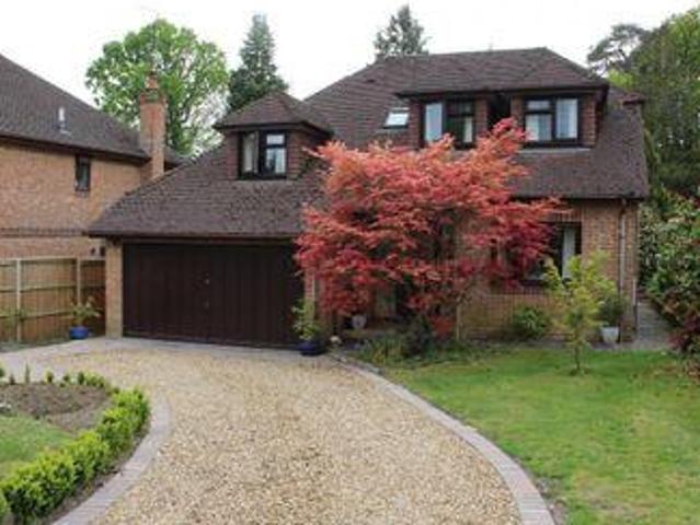 4 Bedrooms Detached house for sale in Courtmoor Avenue, Fleet GU52