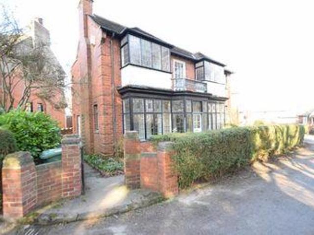 4 Bedrooms Detached house for sale in Crawshaw Gardens, Pudsey, Leeds, West Yorkshire LS28