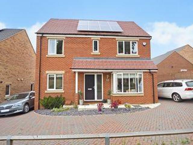 4 Bedrooms Detached house for sale in Crestwood Close, Northampton NN3