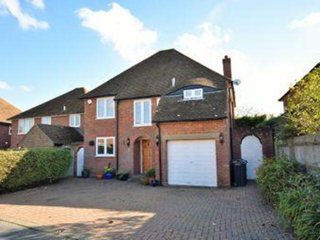 4 Bedrooms Detached house for sale in Cross Meadow, Chesham HP5
