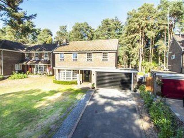 4 Bedrooms Detached house for sale in Dukes Mead, Fleet GU51