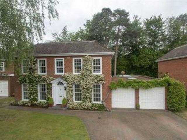 4 Bedrooms Detached house for sale in Dinorben Beeches, Fleet GU52
