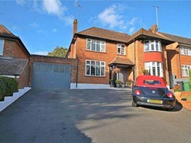 4 Bedrooms Detached house for sale in Downs Way, Tadworth KT20