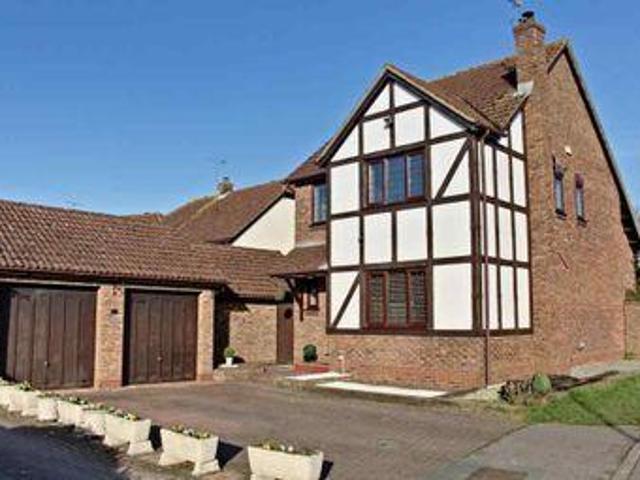 4 Bedrooms Detached house for sale in Farm Ground Close, Hook RG27
