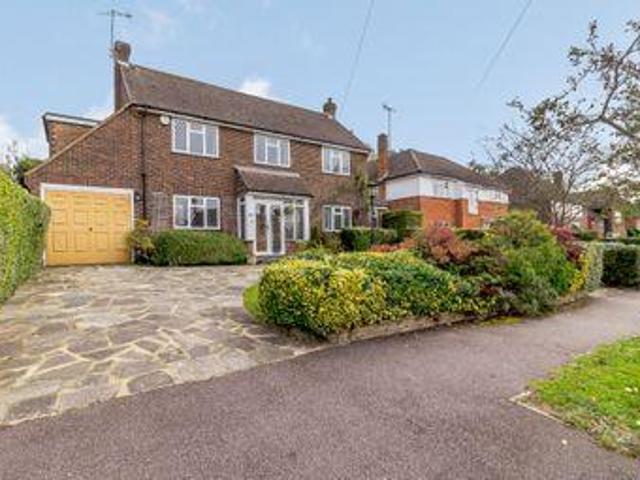4 Bedrooms Detached house for sale in Farm Way, Northwood HA6