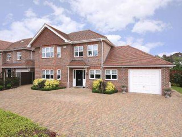 4 Bedrooms Detached house for sale in Farm Way, Northwood HA6