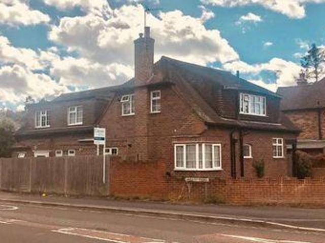 4 Bedrooms Detached house for sale in Fleet, Hampshire. GU51