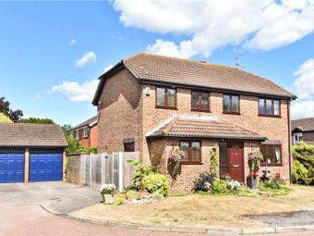 4 Bedrooms Detached house for sale in Friesian Close, Fleet GU51