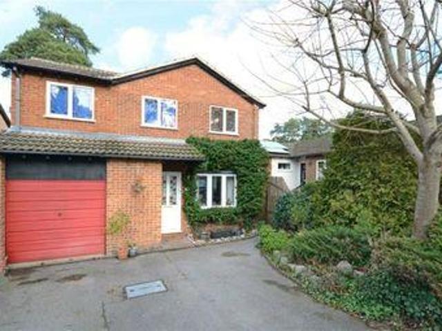 4 Bedrooms Detached house for sale in Girton Close, Claremont Wood, Sandhurst GU47