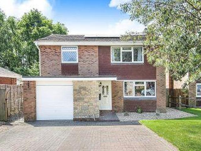 4 Bedrooms Detached house for sale in Greenfield Way, Storrington RH20