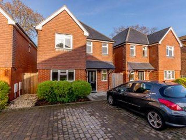 4 Bedrooms Detached house for sale in Hannah Gardens, Guildford GU2