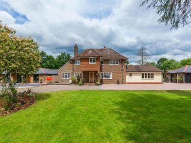 4 Bedrooms Detached house for sale in Haroldslea Drive, Horley RH6