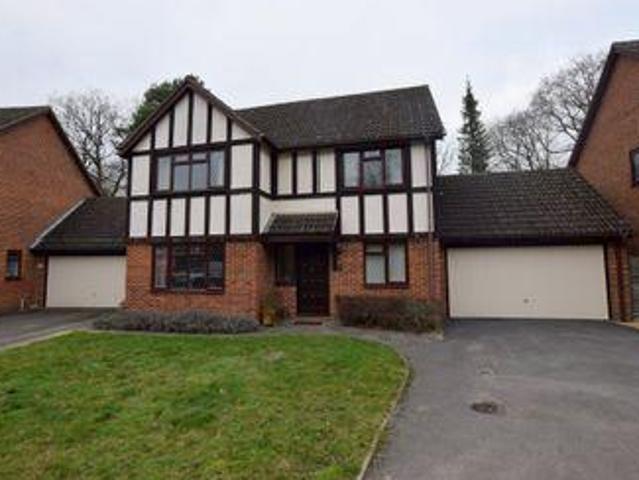4 Bedrooms Detached house for sale in Hawkins Way, Fleet GU52