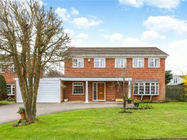 4 Bedrooms Detached house for sale in Holbrook Close, Farnham, Surrey GU9