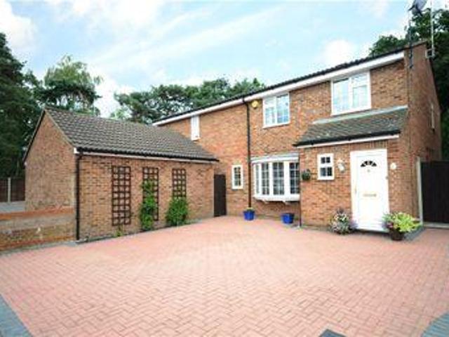 4 Bedrooms Detached house for sale in Hornbeam Close, Heath Park, Sandhurst GU47