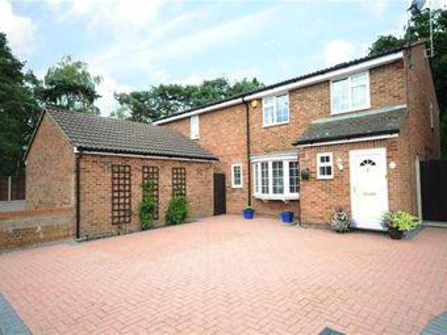 4 Bedrooms Detached house for sale in Hornbeam Close, Heath Park, Sandhurst GU47