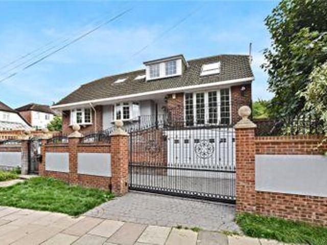 4 Bedrooms Detached house for sale in Iris Avenue, Bexley, Kent DA5