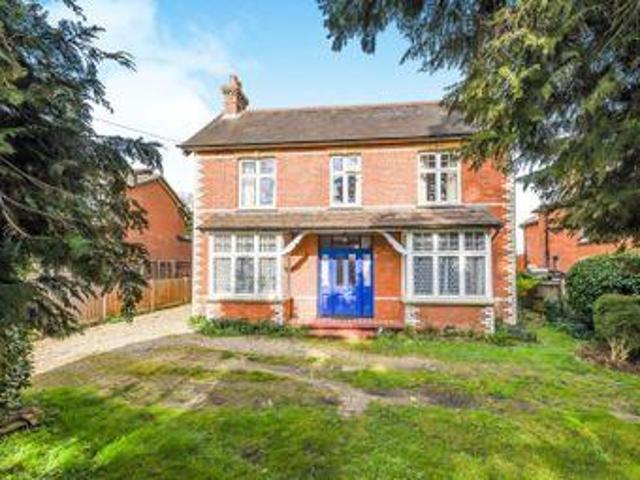 4 Bedrooms Detached house for sale in Kings Road, Fleet GU51