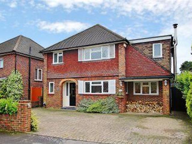 4 Bedrooms Detached house for sale in Knaphill, Woking, Surrey GU21