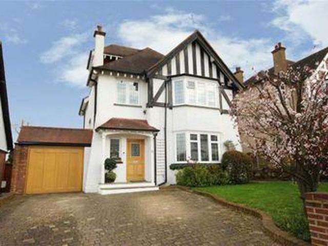 4 Bedrooms Detached house for sale in Lyonsdown Avenue, New Barnet, Hertfordshire EN5