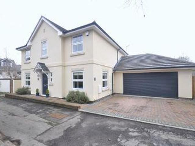 4 Bedrooms Detached house for sale in Lyndford Terrace, Fleet GU52