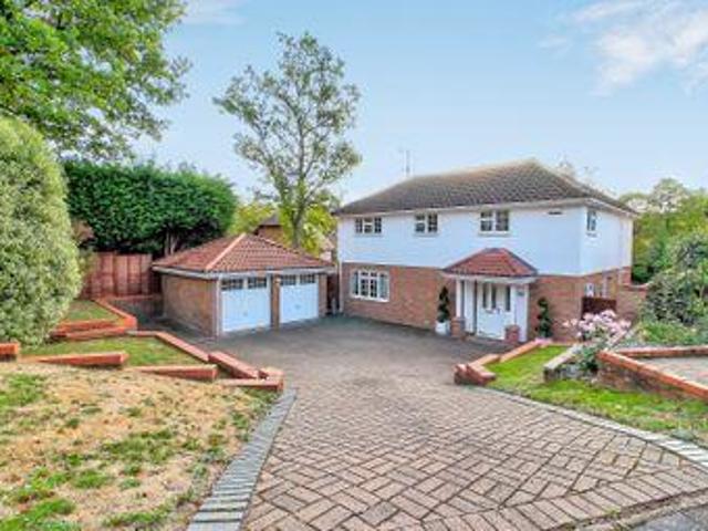 4 Bedrooms Detached house for sale in Langley Drive, Camberley GU15