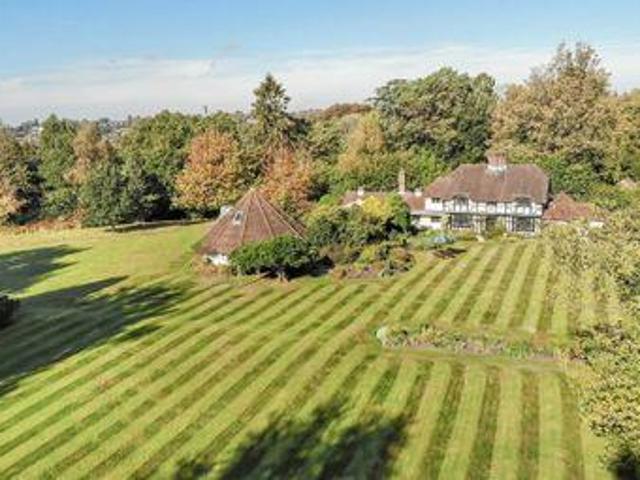4 Bedrooms Detached house for sale in Lewes Road, East Grinstead, West Sussex RH19