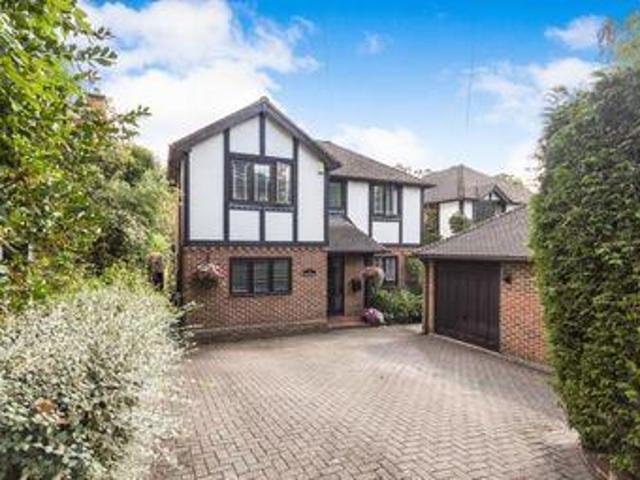 4 Bedrooms Detached house for sale in Lightwater, Surrey GU18