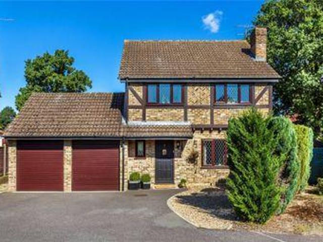 4 Bedrooms Detached house for sale in Lightwater, Surrey GU18
