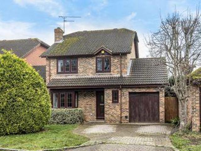 4 Bedrooms Detached house for sale in Lightwater, Surrey GU18