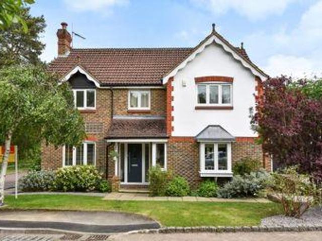 4 Bedrooms Detached house for sale in Lightwater, Surrey GU18