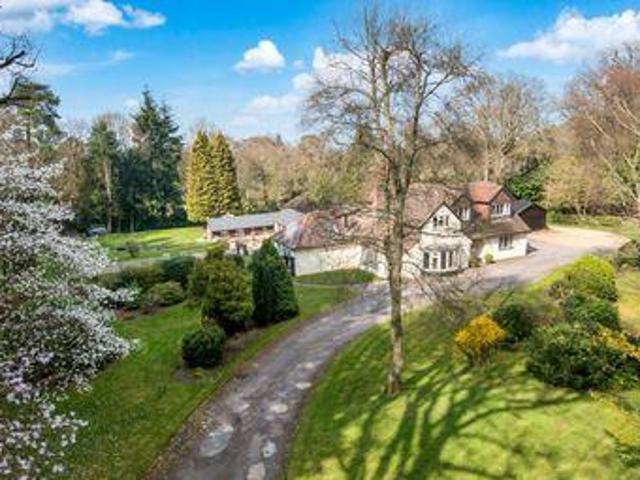 4 Bedrooms Detached house for sale in London Road, Hill Brow, Liss GU33