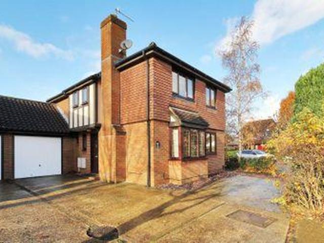 4 Bedrooms Detached house for sale in Longchamps Close, Horley, Surrey RH6
