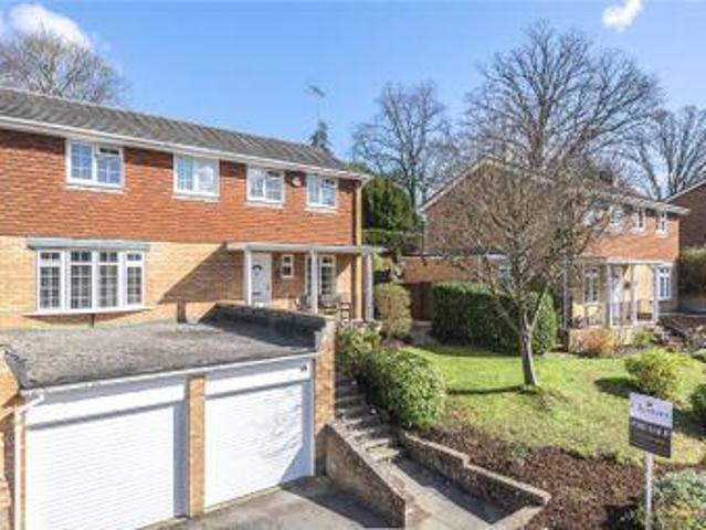4 Bedrooms Detached house for sale in Longhope Drive, Wrecclesham, Farnham, Surrey GU10