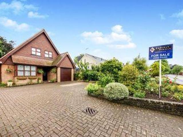 4 Bedrooms Detached house for sale in Lower Green Road, Pembury, Kent. TN2
