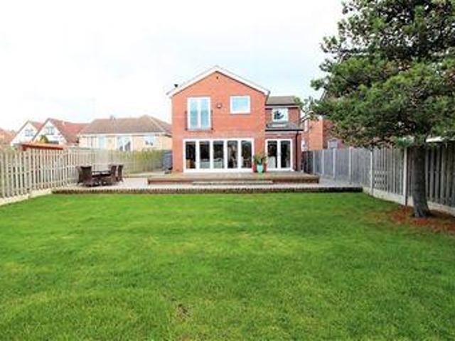 4 Bedrooms Detached house for sale in Park Drive, Sheffield S26