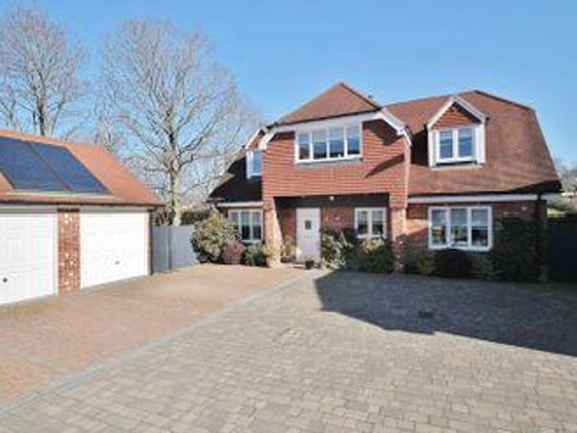 4 Bedrooms Detached house for sale in Priory Close, Storrington, Pulborough RH20