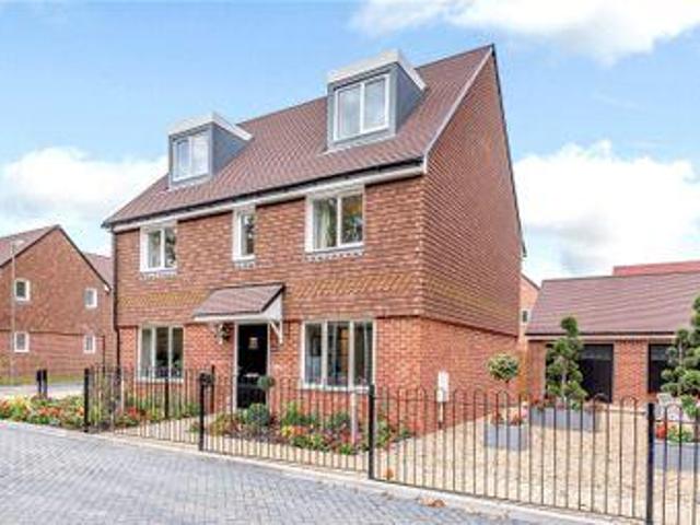 4 Bedrooms Detached house for sale in Queens Place, Beldam Bridge Gardens, West End, Surrey GU24