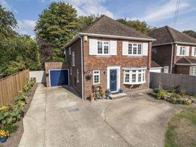 4 Bedrooms Detached house for sale in Queens Road, Fleet GU52