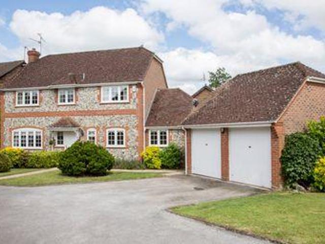 4 Bedrooms Detached house for sale in Quince Tree Way, Hook RG27