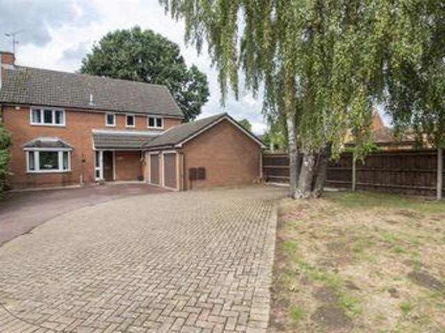 4 Bedrooms Detached house for sale in Randolph Drive, Farnborough GU14