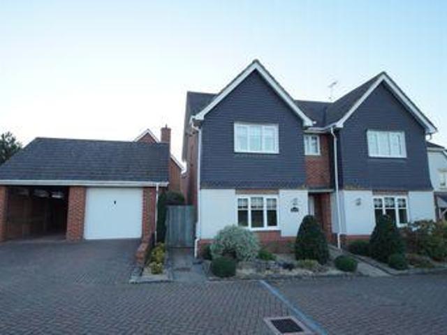 4 Bedrooms Detached house for sale in Redes Close, Hook RG27