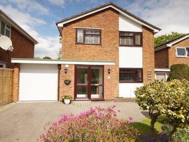 4 Bedrooms Detached house for sale in Rookswood Close, Hook RG27