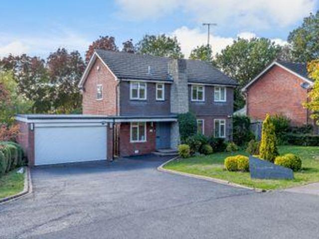 4 Bedrooms Detached house for sale in Ross Way, Northwood HA6