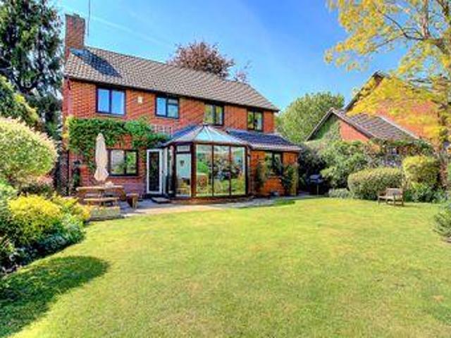 4 Bedrooms Detached house for sale in St. Michaels Court, Ruscombe, Reading RG10