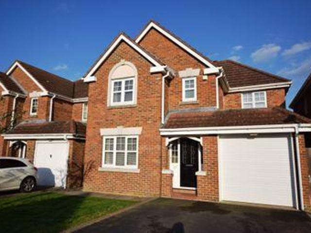 4 Bedrooms Detached house for sale in St Pauls Close, Tongham GU10