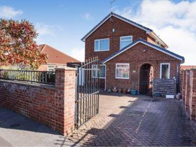 4 Bedrooms Detached house for sale in Staithe Avenue, Leeds LS10