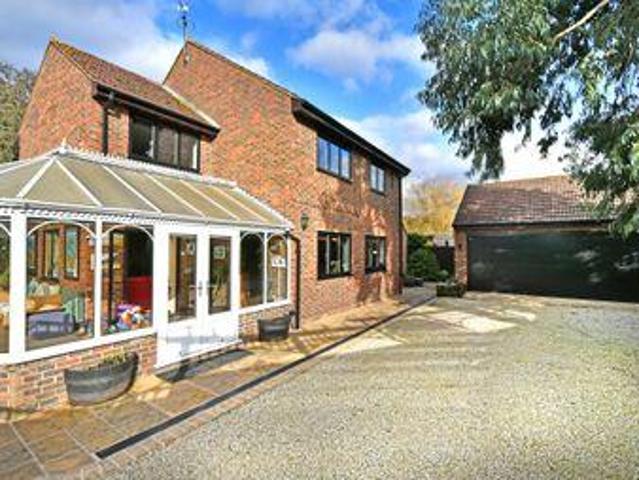 4 Bedrooms Detached house for sale in Sutherland Avenue, Jacob´s Well, Guildford GU4