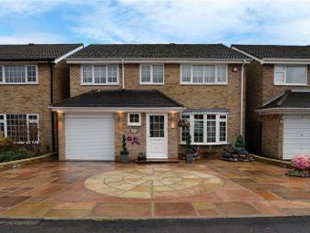 4 Bedrooms Detached house for sale in Sycamore Close, Watford, Hertfordshire WD25